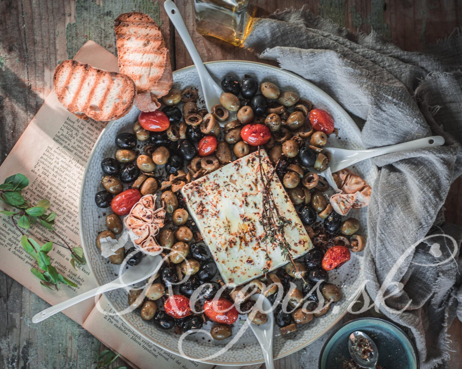 Predjedlo ako z dovolenky - Mediteránna pečená feta s olivami - recepis ...