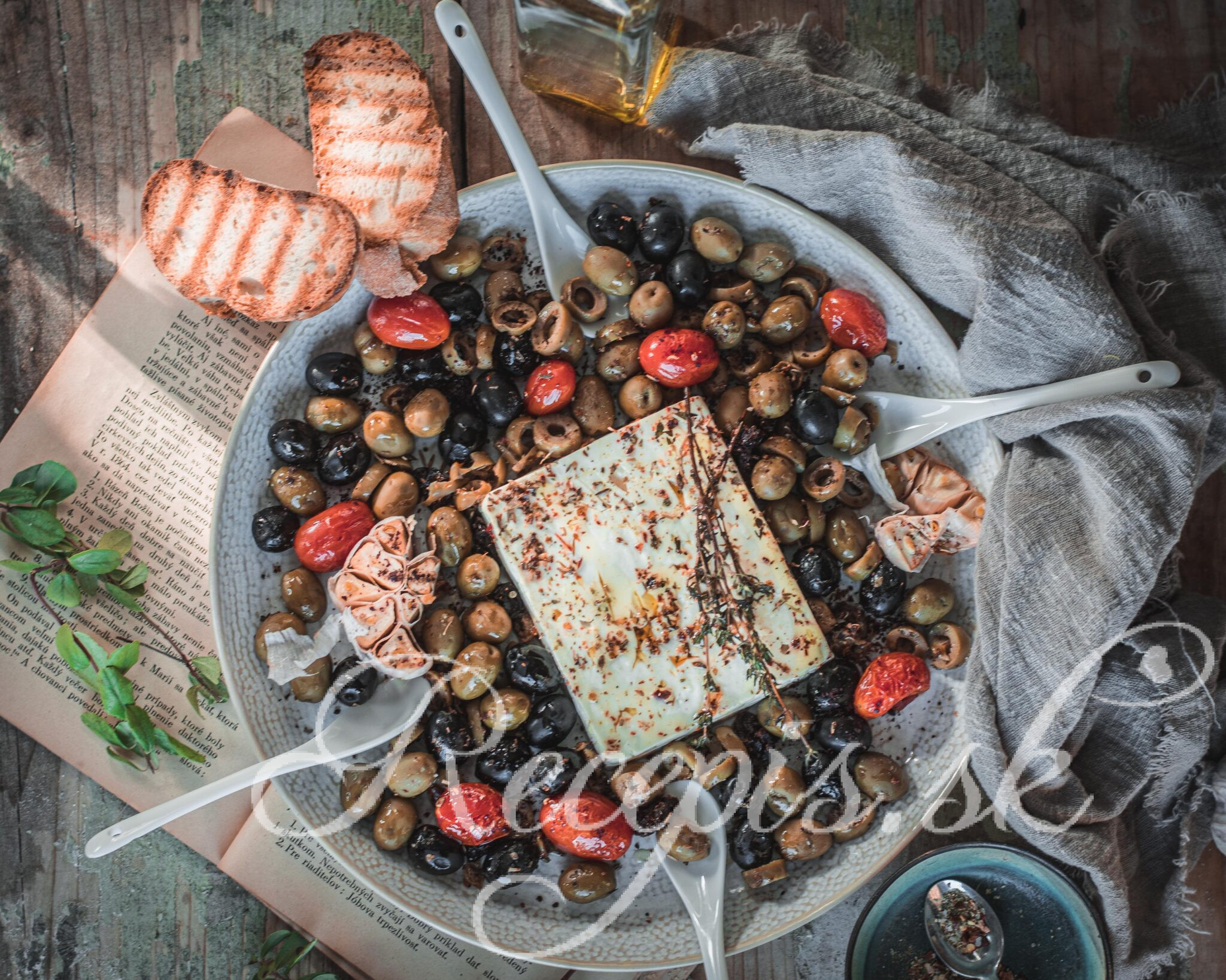 Predjedlo ako z dovolenky - Mediteránna pečená feta s olivami - recepis ...