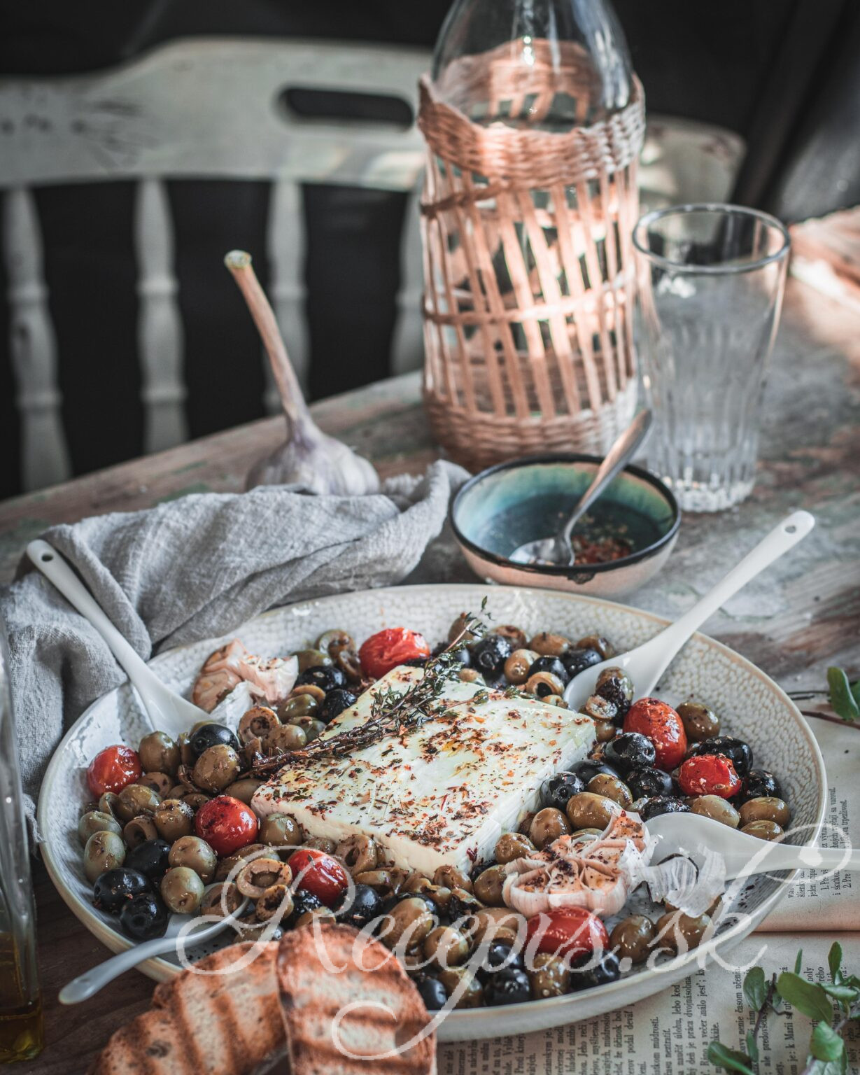 Predjedlo ako z dovolenky - Mediteránna pečená feta s olivami - recepis ...