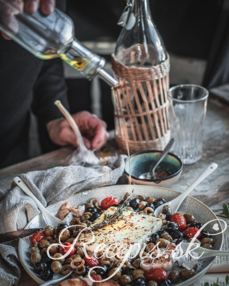 Predjedlo ako z dovolenky - Mediteránna pečená feta s olivami - recepis ...